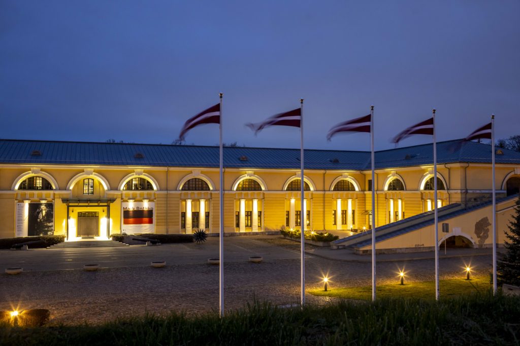 “No zvaigžņu putekļiem līdz sulīgiem asniem” – 2025. gadā Rotko muzejā ...